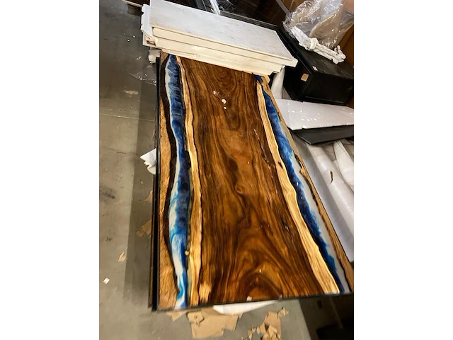 Epoxy tafelblad suar/walnoot, sanderz, 2025 Kavel nummer: 259 ...